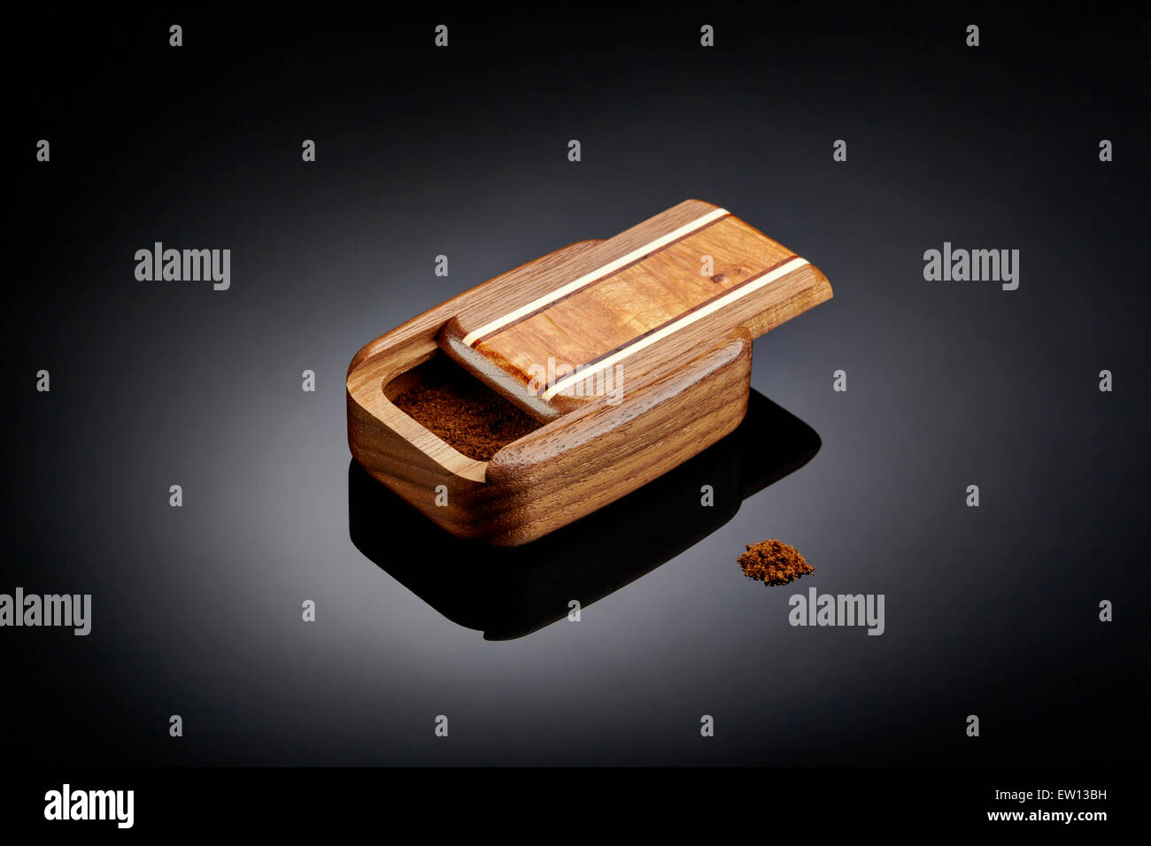 Product shot of snuff box and a pinch of snuff Stock Photo - Alamy
