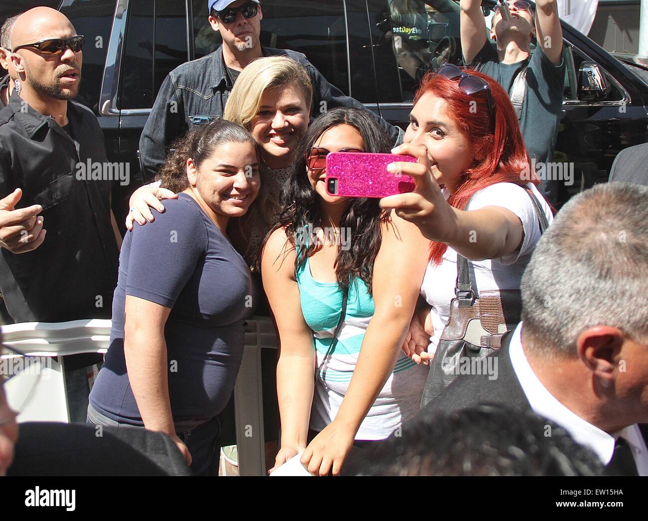 Singer-songwriter Kelly Clarkson poses for fans selfies at The Grove in ...