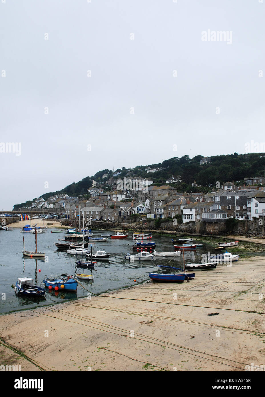 mousehole cornwall harbour scene Stock Photo - Alamy
