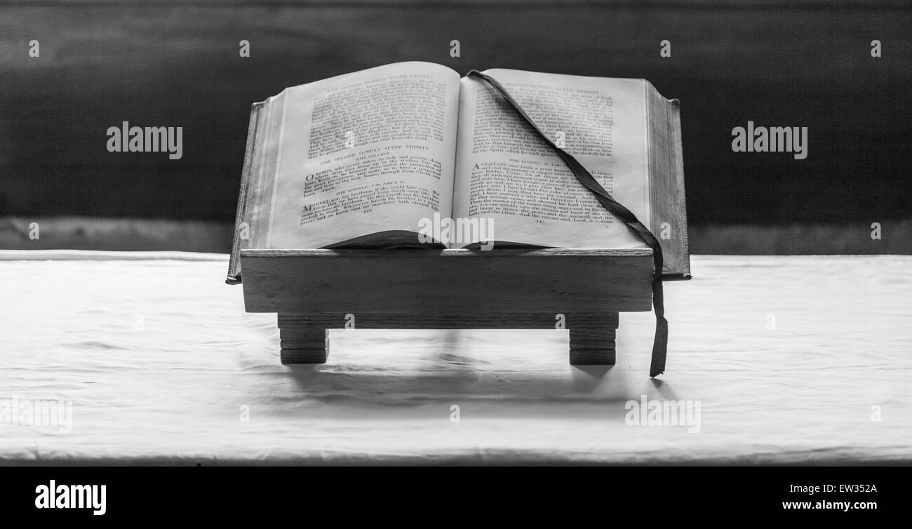 Open bible hi-res stock photography and images - Alamy