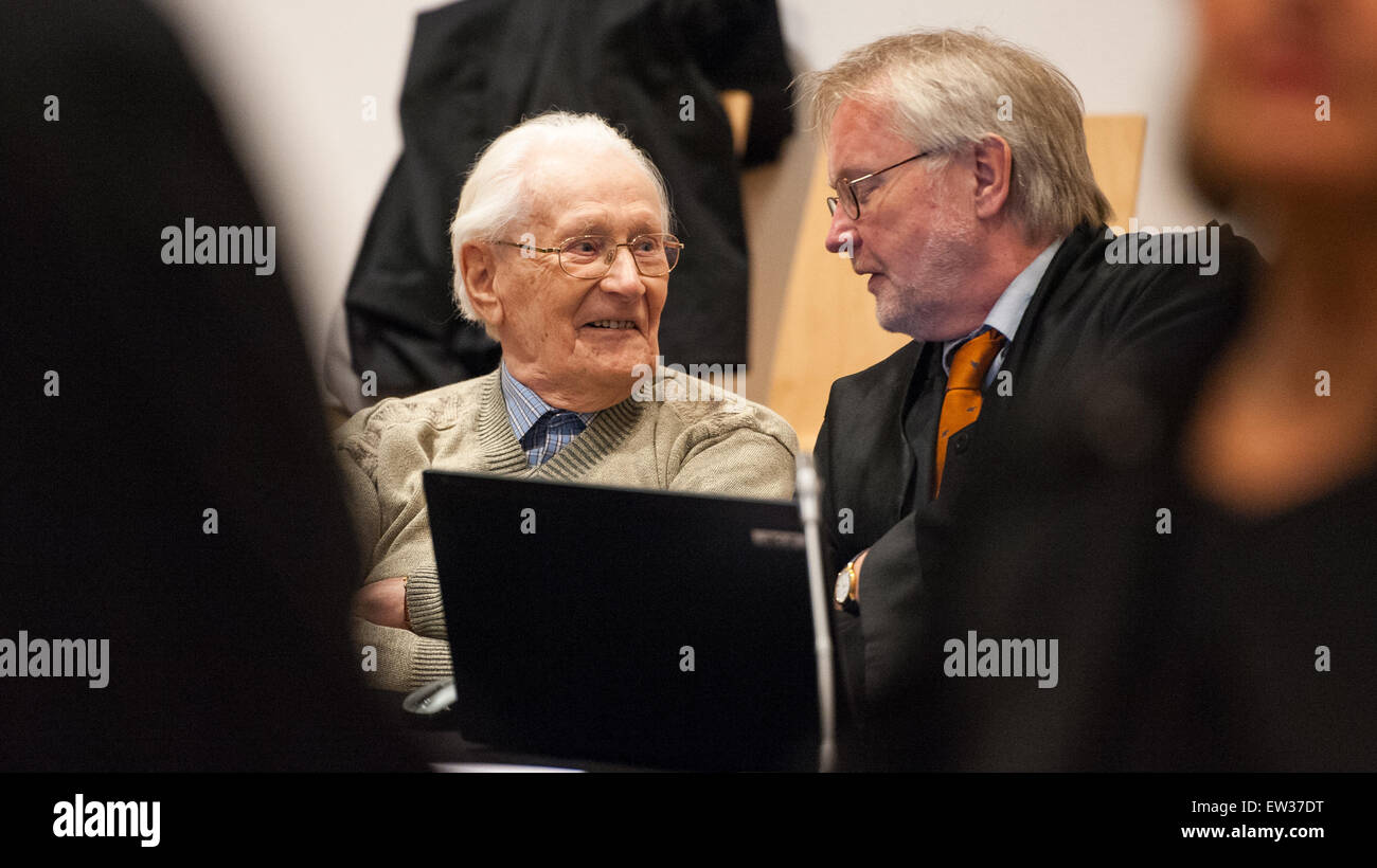 Lueneburg, Germany. 17th June, 2015. The defendant Oskar Groening (L ...