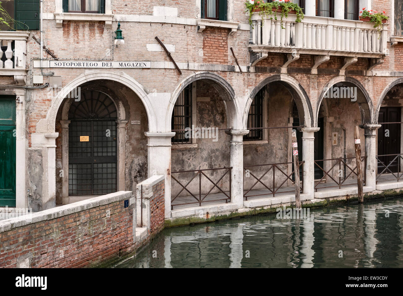 Back streets venice hi-res stock photography and images - Alamy