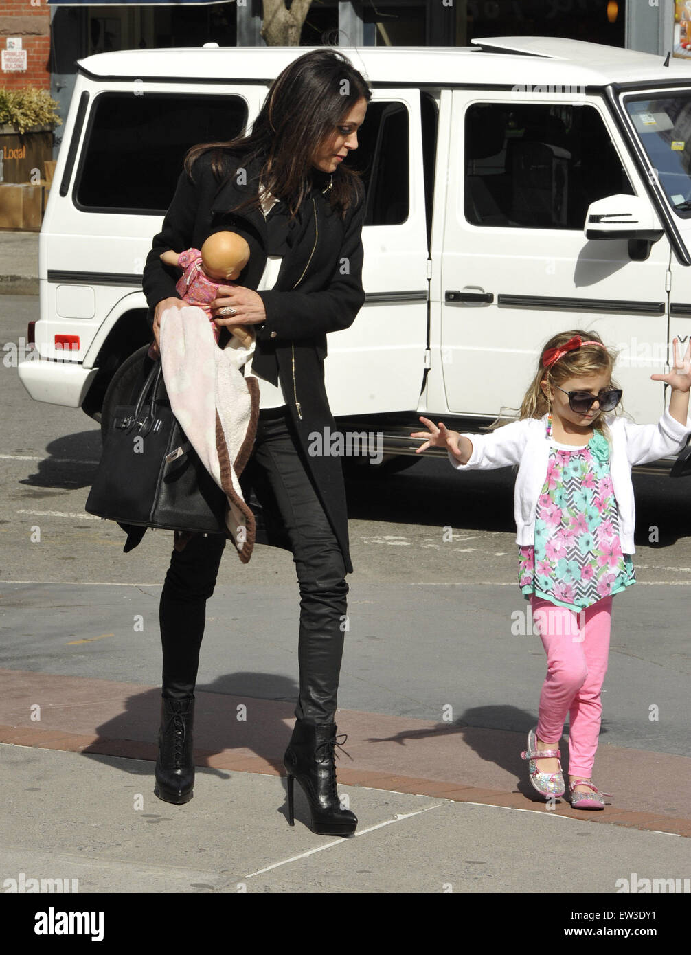 Bethenny Frankel on the school run to pick up daughter Bryn who ...