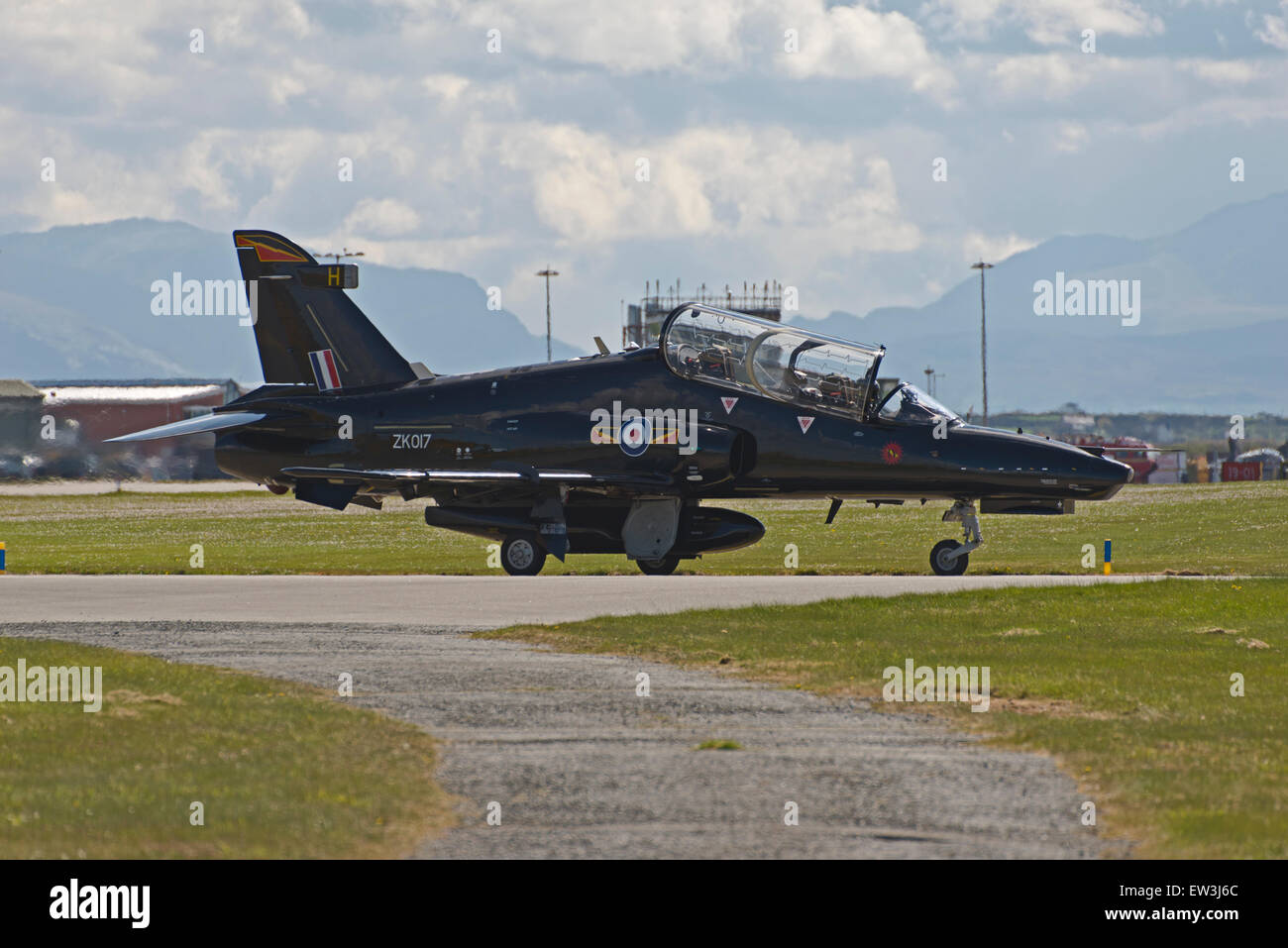 ZK017 T2 Hawk fast jet trainer Raf Valley Anglesey North Wales Uk Stock Photo - Alamy