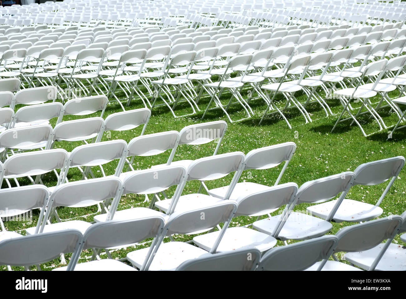 Rows of white chairs hi-res stock photography and images - Alamy