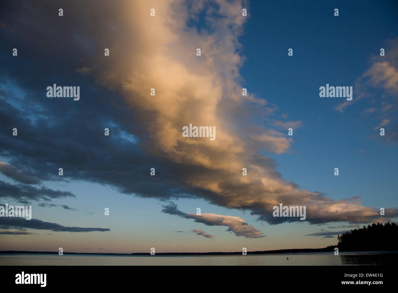Colorful lake sunset with overhead sunlit clouds Stock Photo - Alamy