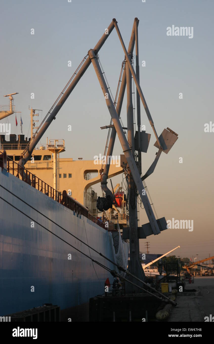 Ship offloading oil Stock Photo - Alamy