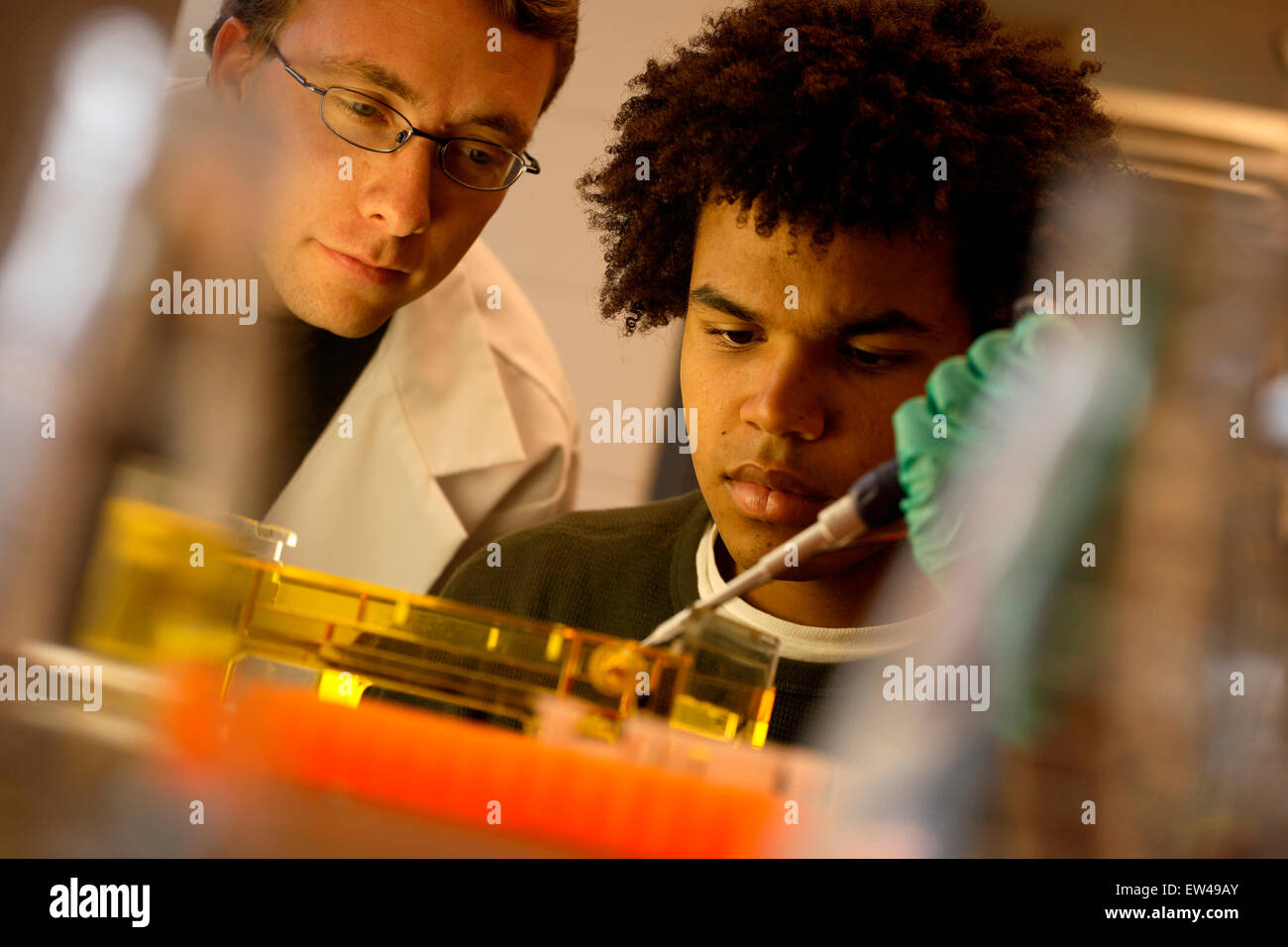 Black students science hi-res stock photography and images - Alamy
