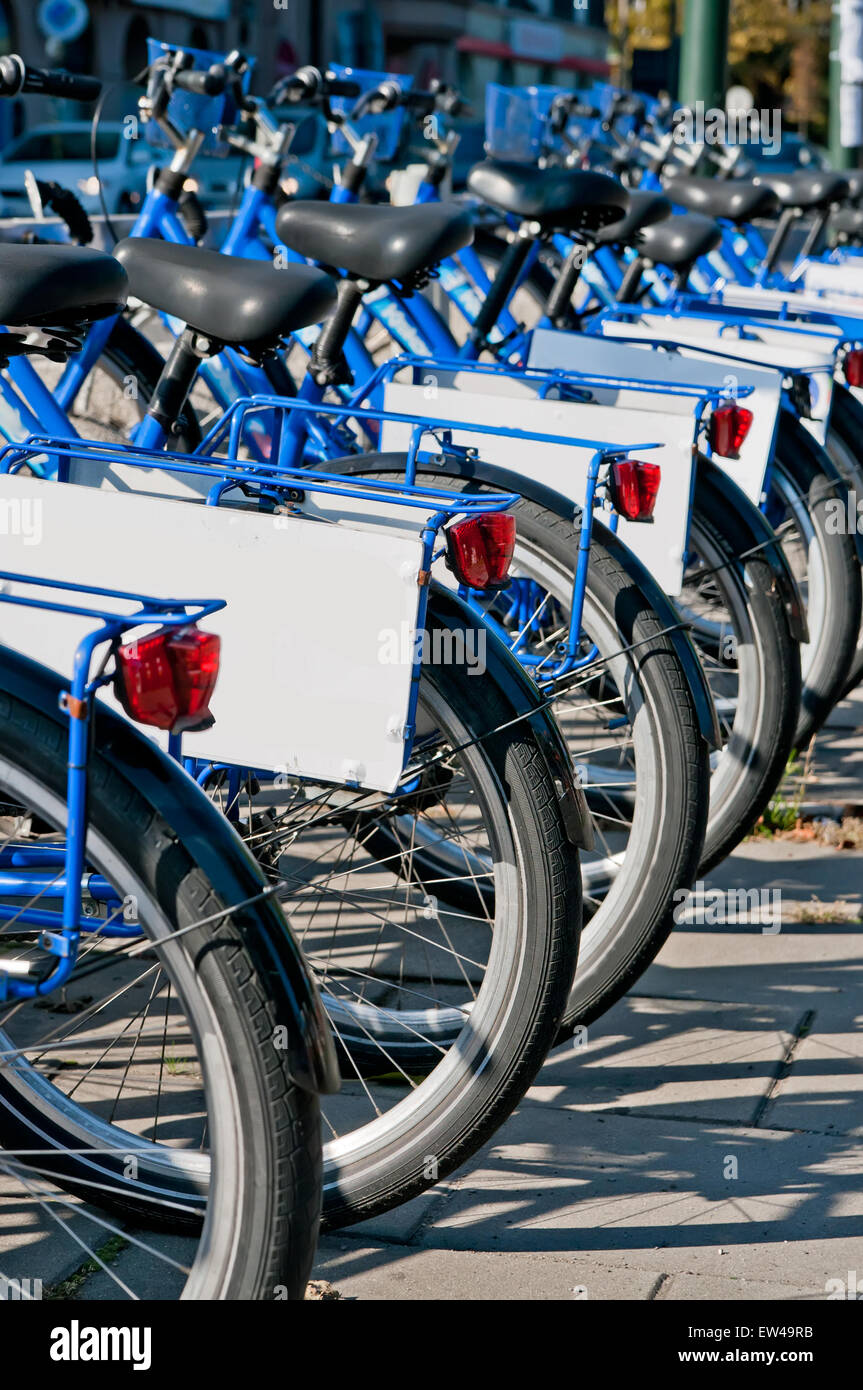 Red and blue bicycles to rent hi-res stock photography and images - Alamy