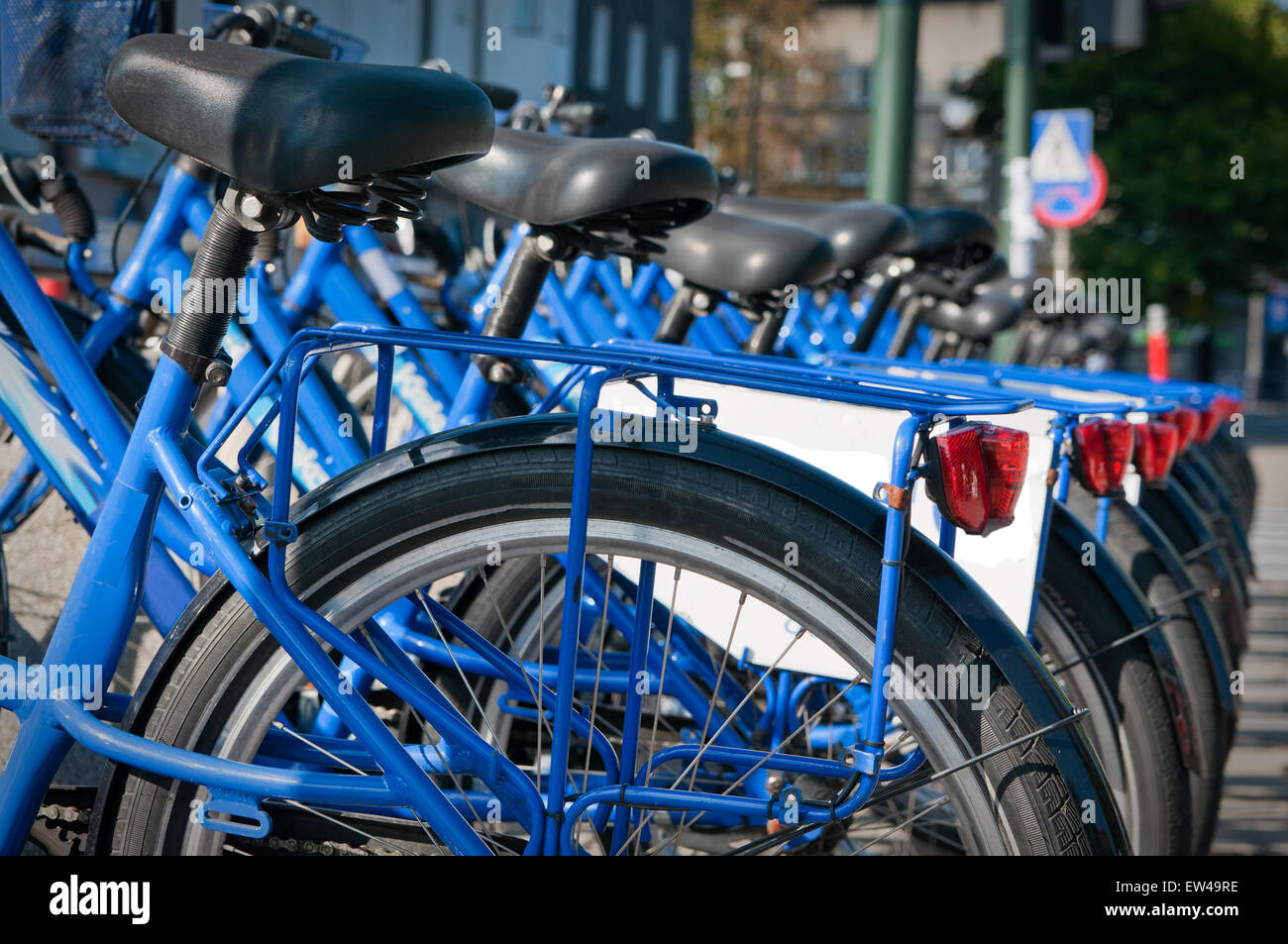 Red and blue bicycles to rent hi-res stock photography and images - Alamy