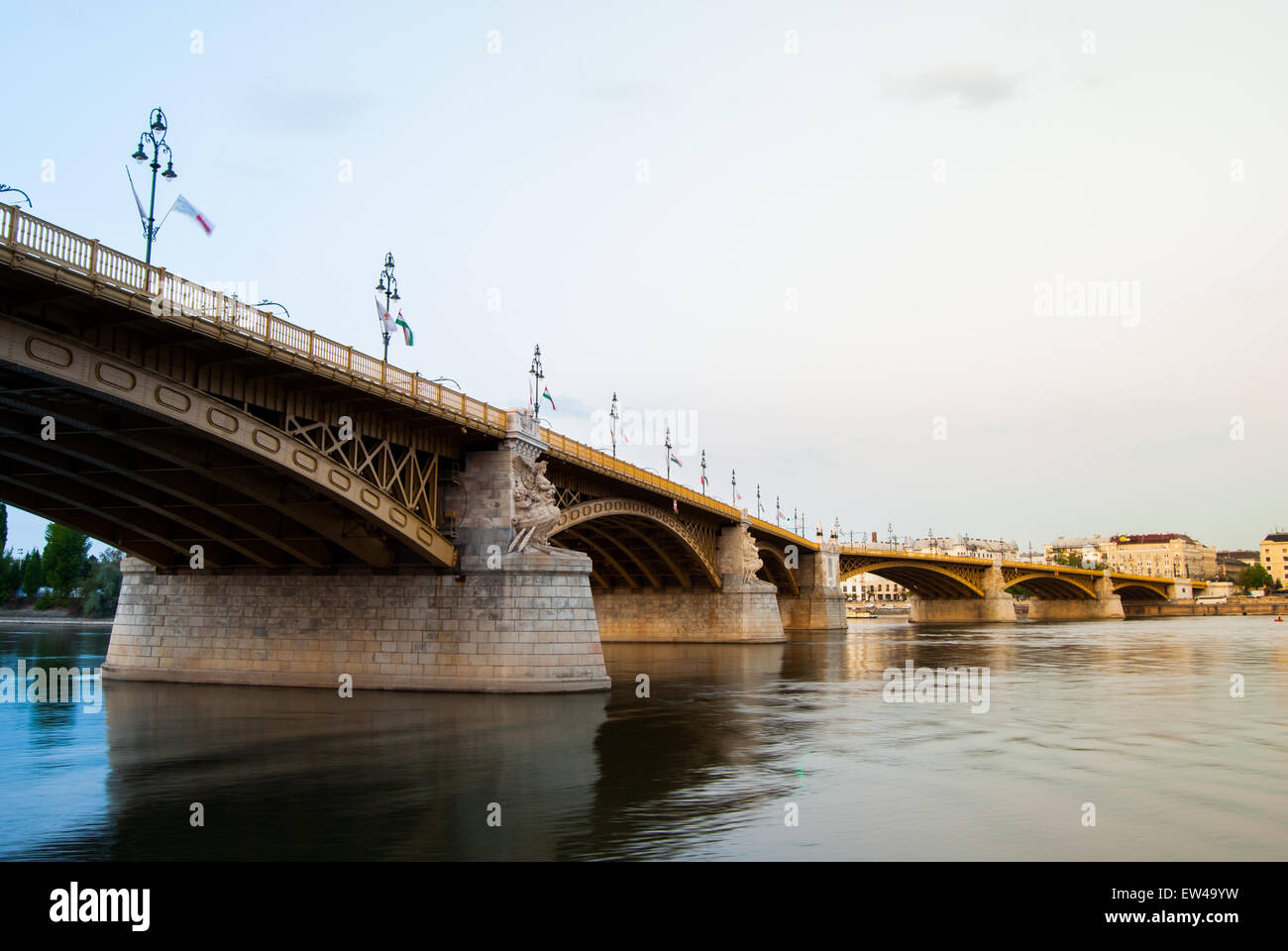 Arch brid hi-res stock photography and images - Alamy