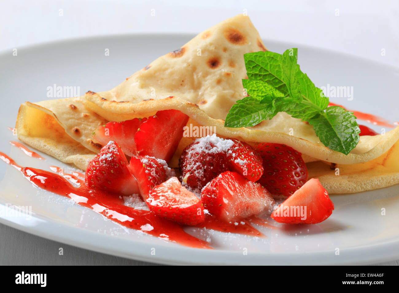 Crepe with fresh strawberries and coulis Stock Photo - Alamy