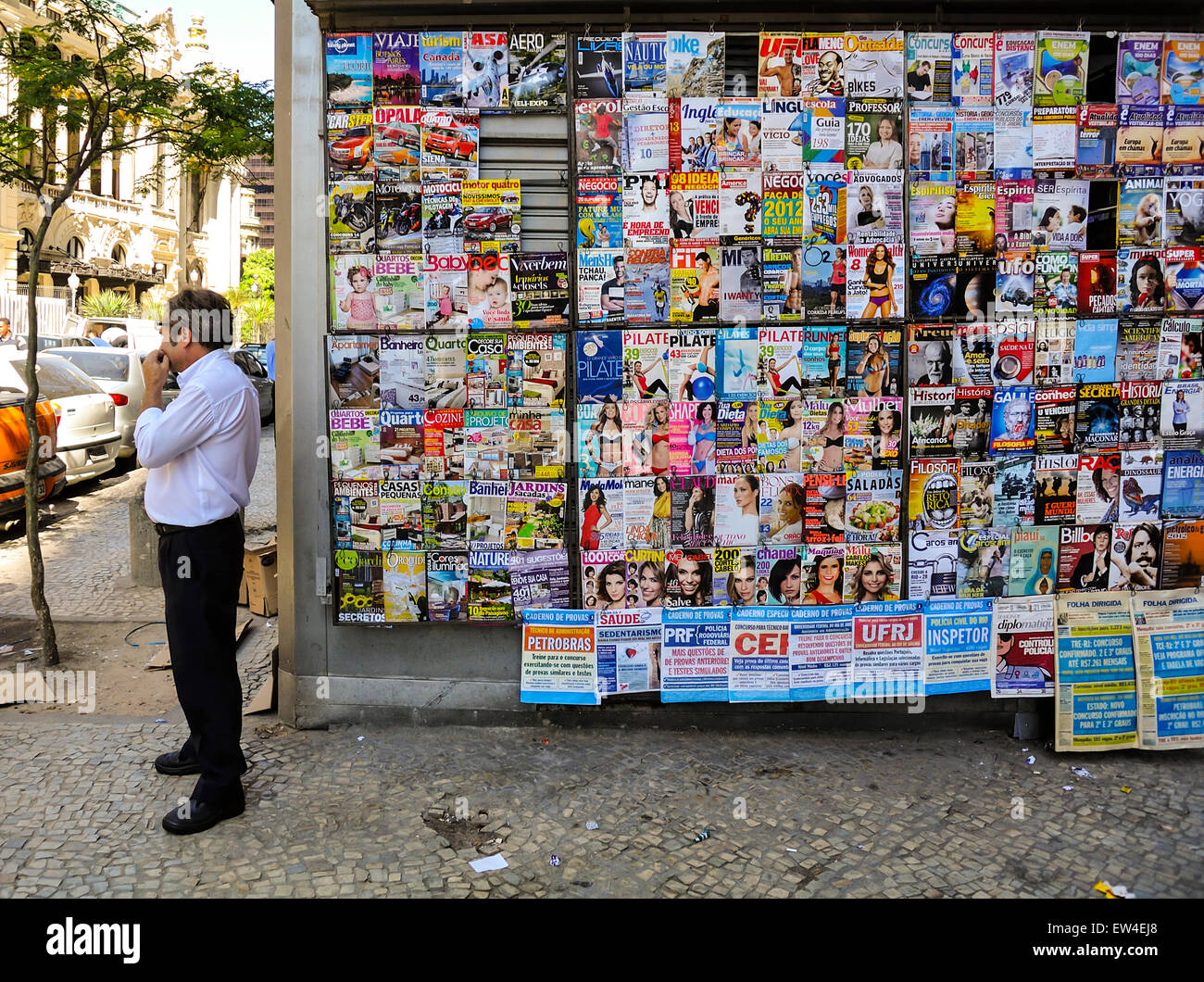 Magazine ads men hi-res stock photography and images - Alamy