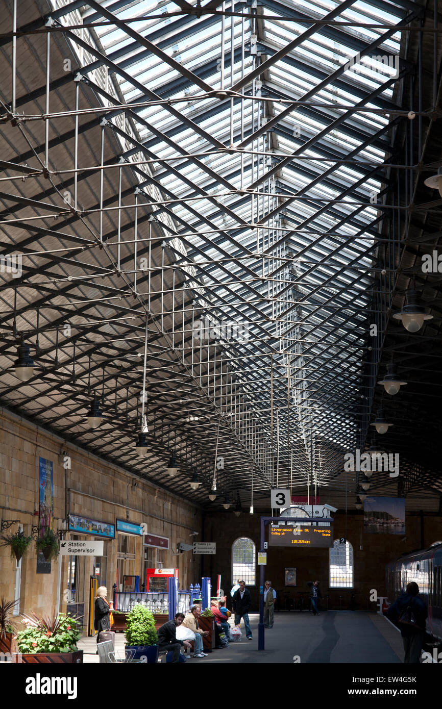 Scarborough railway station hi-res stock photography and images - Alamy