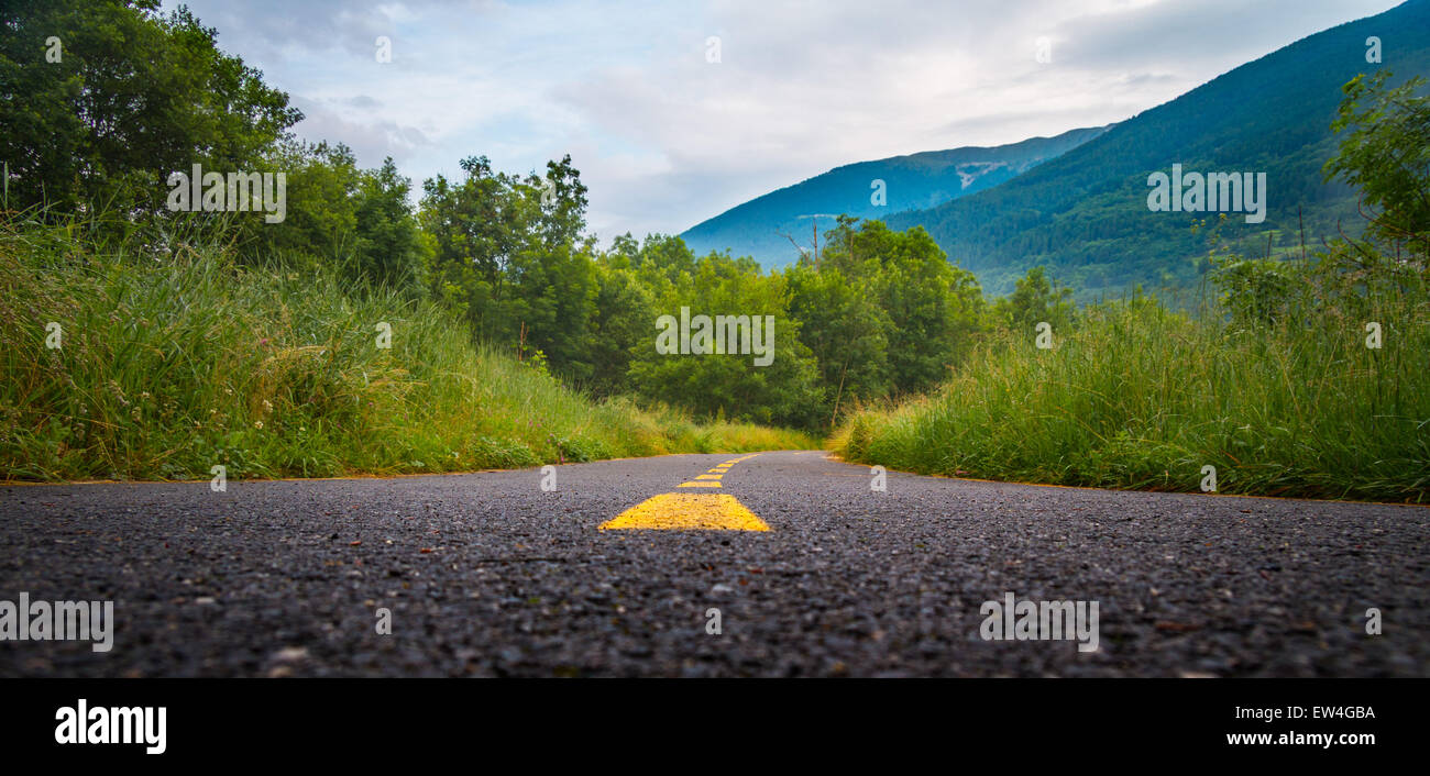 Paved cycle lane with yellow path - far destination Stock Photo - Alamy