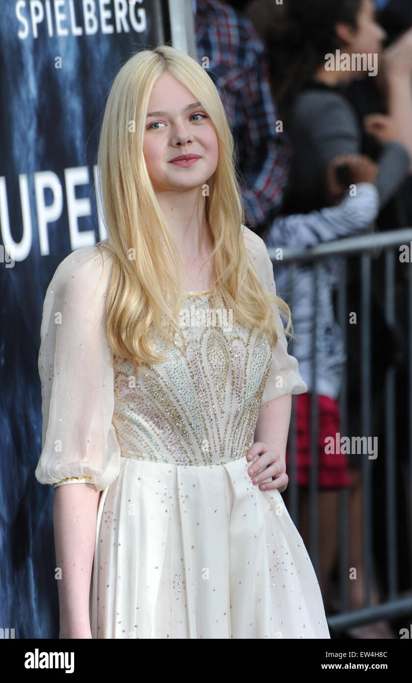 Elle fanning super 8 premiere hi-res stock photography and images - Alamy