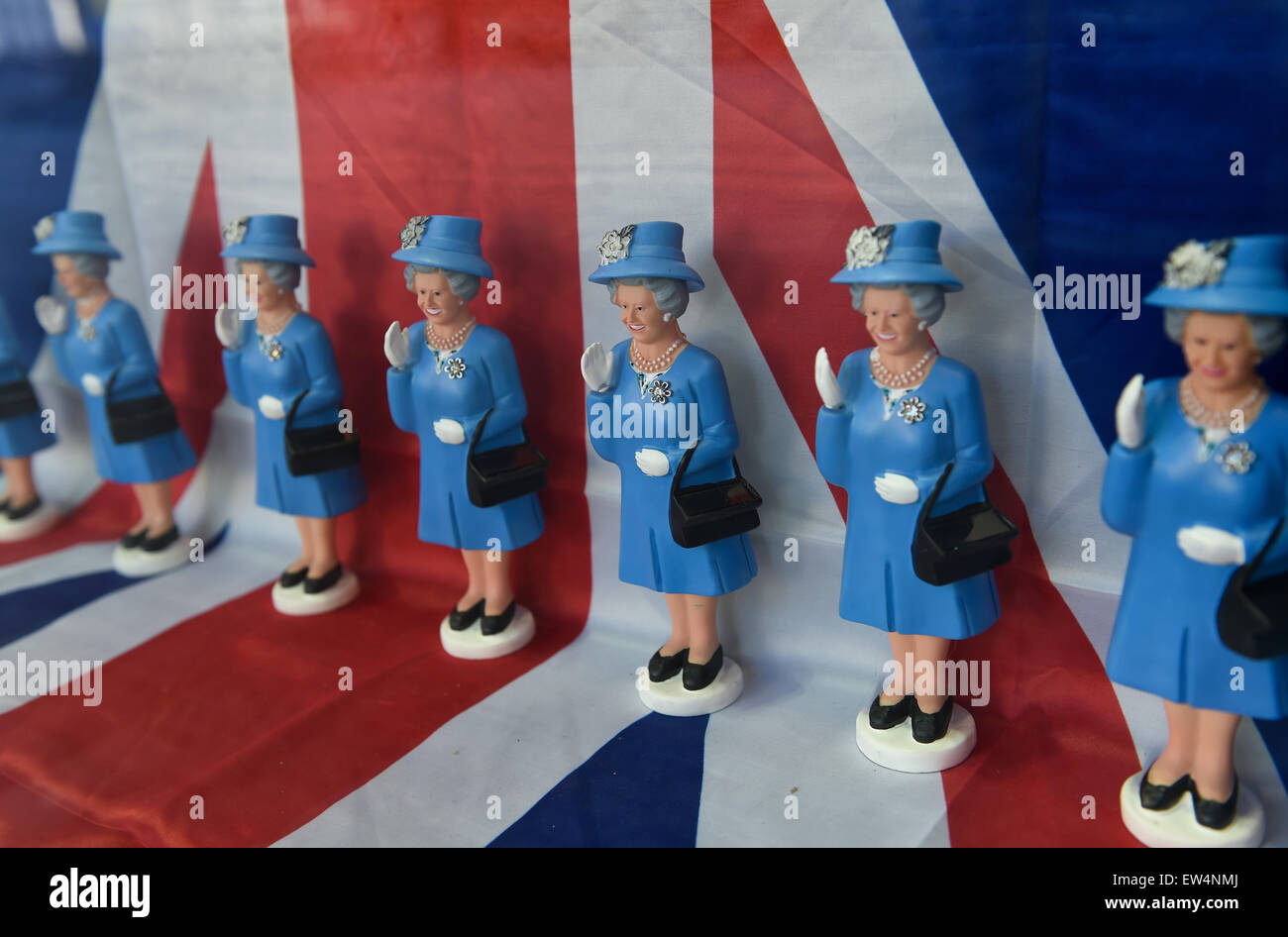 Miniature models of Queen Elizabeth II. and a British flag can be seen ...