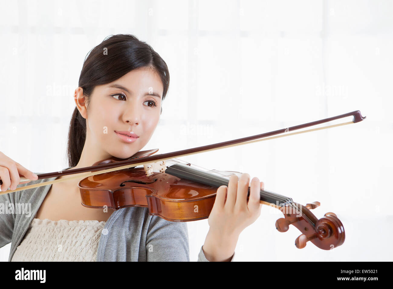 Asian chinese woman playing violin hi-res stock photography and images ...