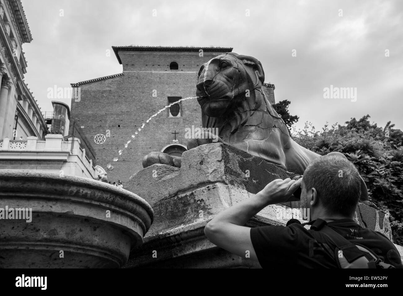 Photographer statue Black and White Stock Photos & Images - Alamy