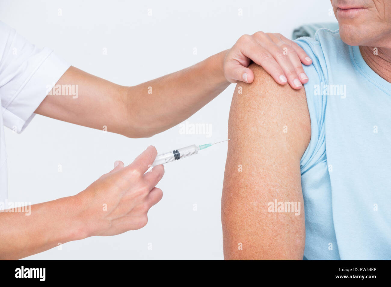 Doctor doing an injection to her patient Stock Photo - Alamy