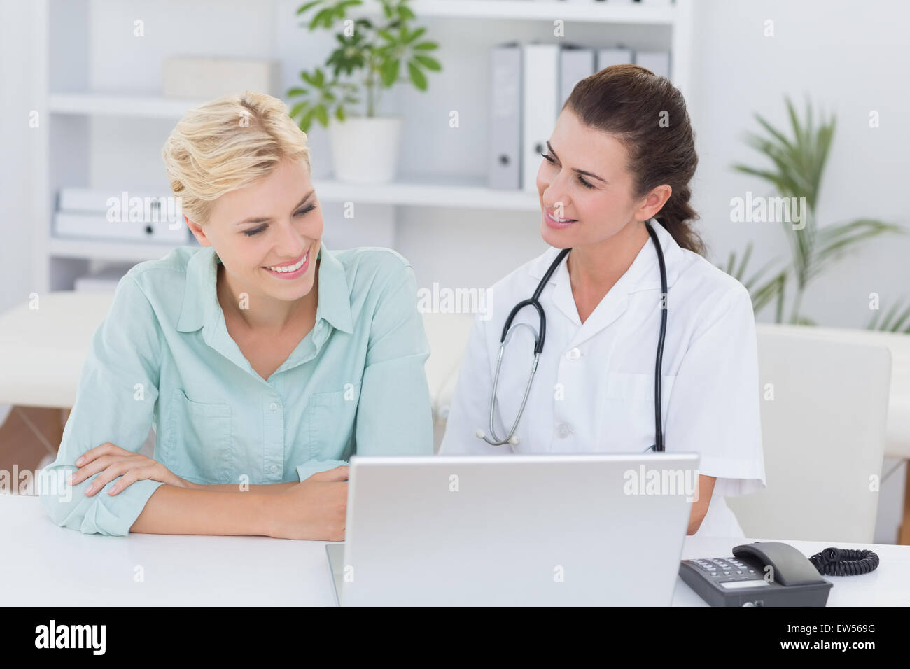 Patient and doctor looking at computer Stock Photo - Alamy