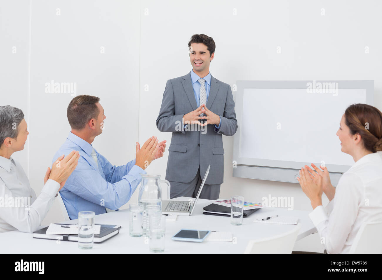 Applauding hi-res stock photography and images - Alamy