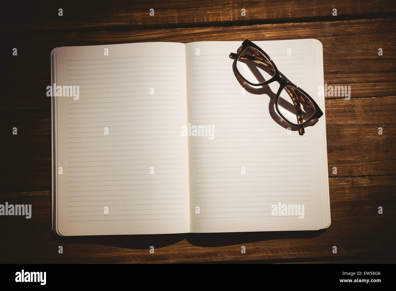 Empty notepad with reading glasses Stock Photo - Alamy