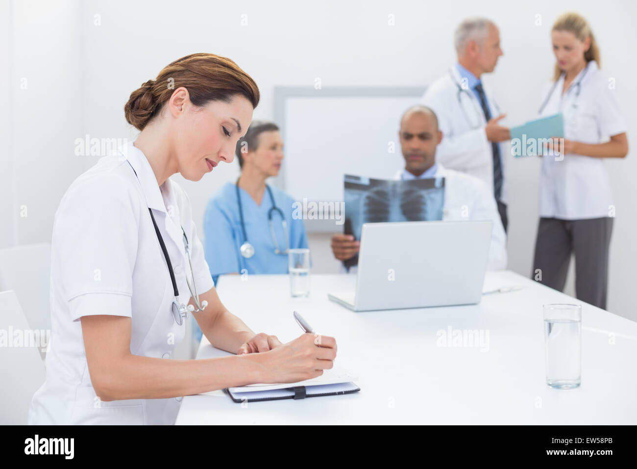 Doctors and technology hi-res stock photography and images - Alamy