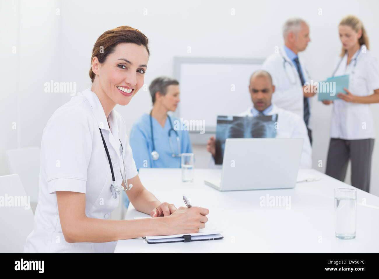 Doctors and technology hi-res stock photography and images - Alamy