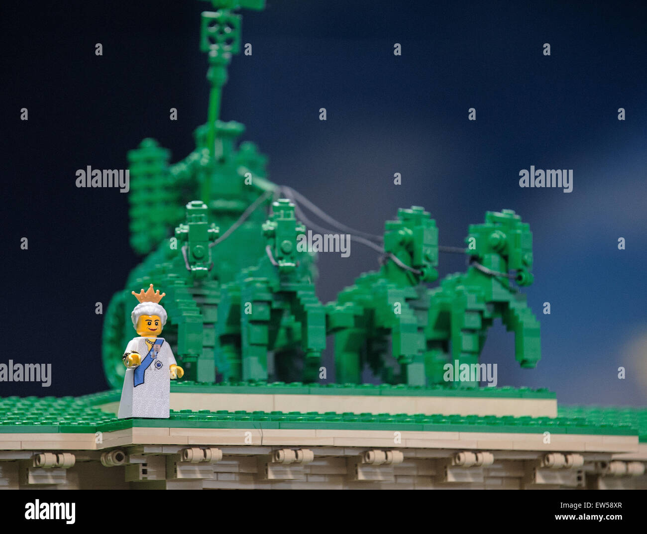 Queen in lego hi-res stock photography and images - Alamy