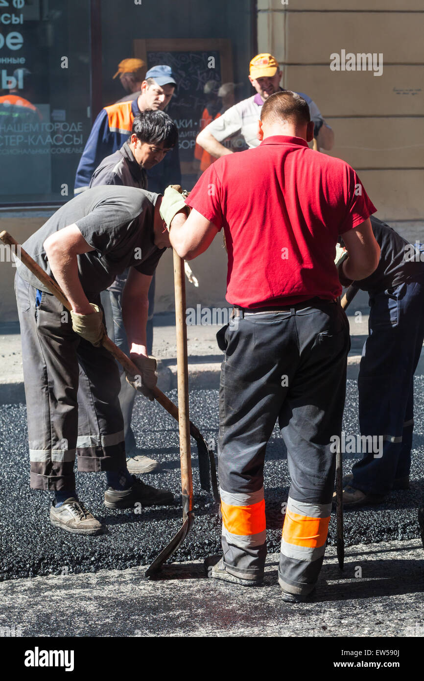 Russia construction workers hi-res stock photography and images - Alamy