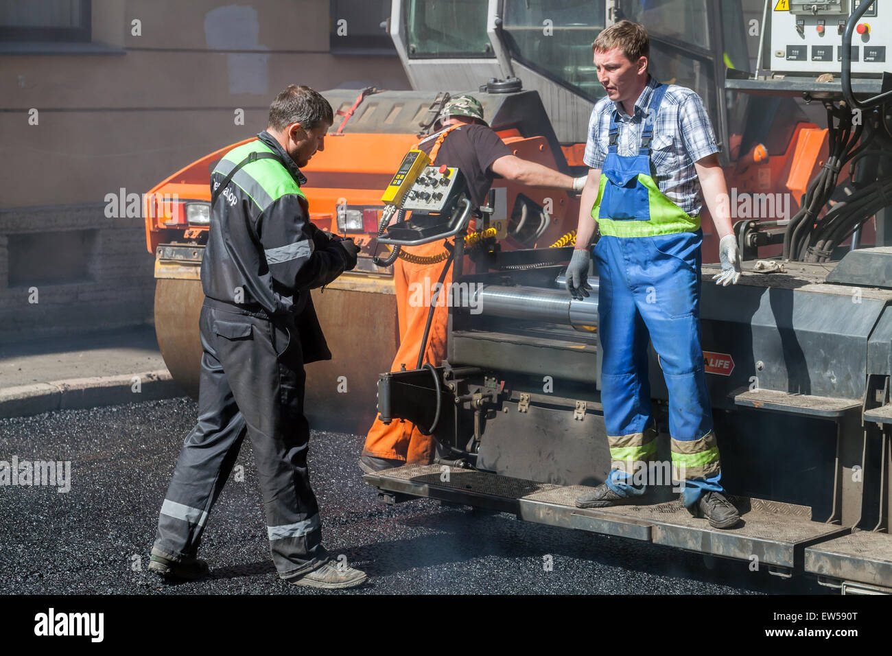 Men in construction hi-res stock photography and images - Alamy