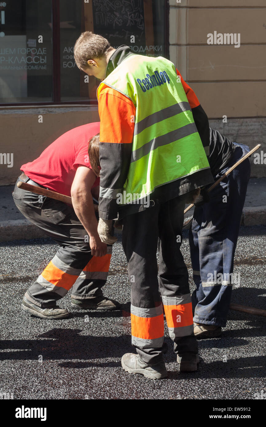 Men construction workers occupation hi-res stock photography and images ...