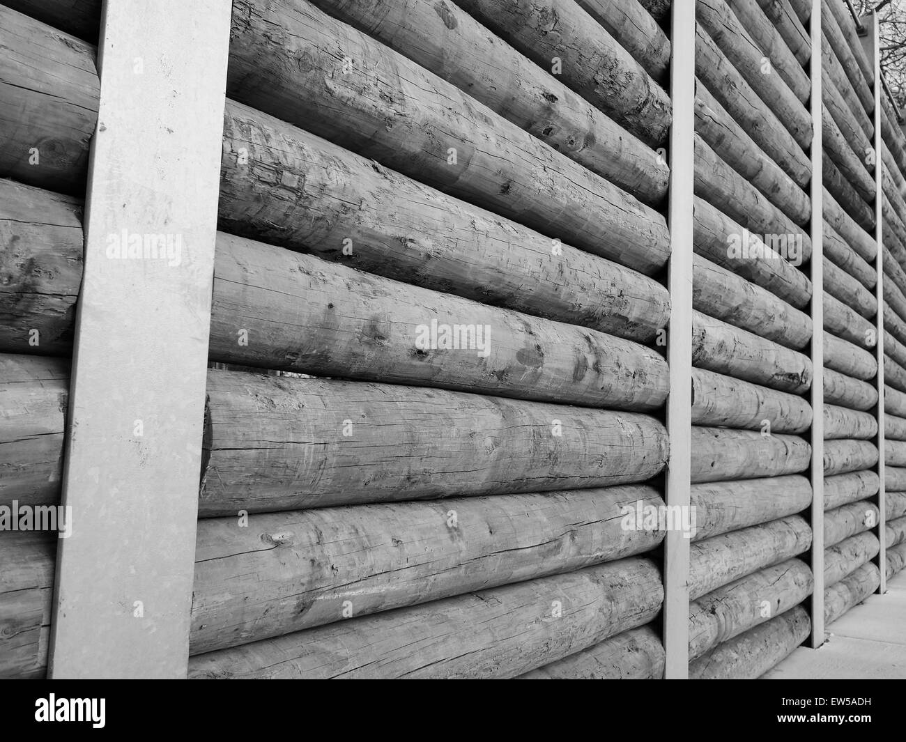 Log retaining wall hi-res stock photography and images - Alamy