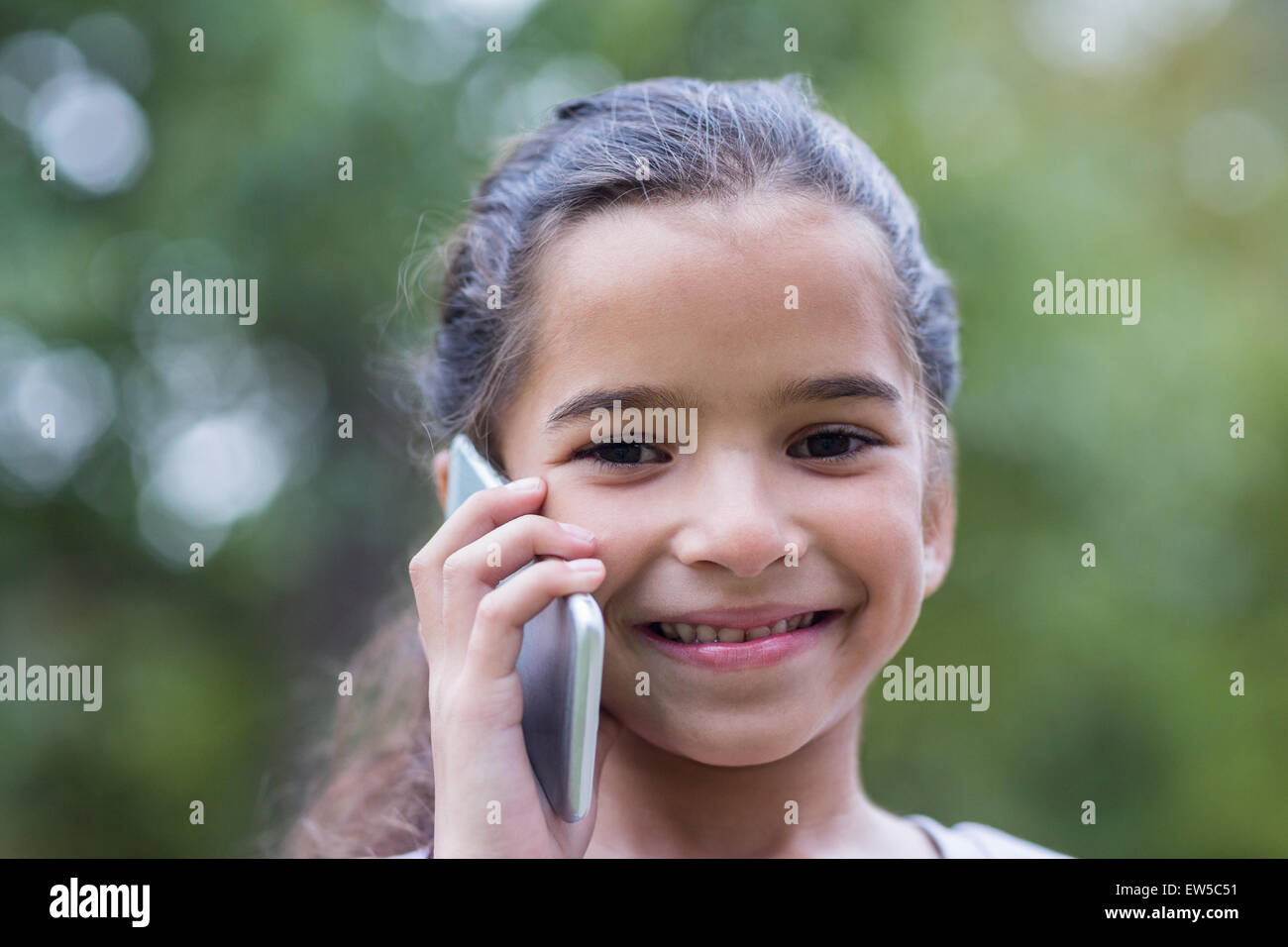 Girl using phone smiling hi-res stock photography and images - Alamy
