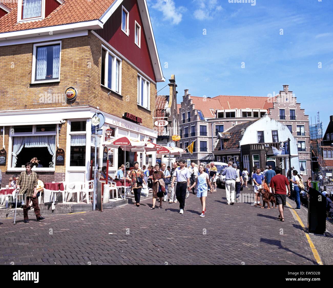 Tourists walking along a shopping street in the port area, Volendam ...
