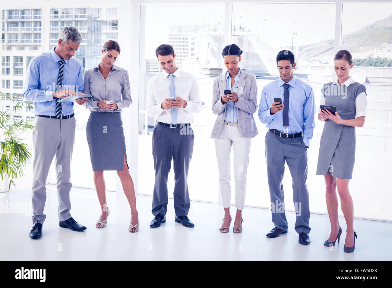 Teamwork phone business people hi-res stock photography and images - Alamy