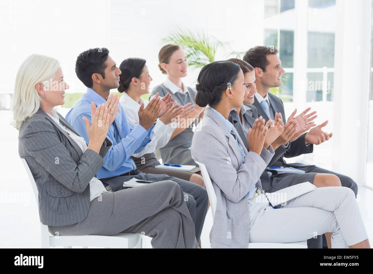 Chinese business people meeting hi-res stock photography and images - Alamy