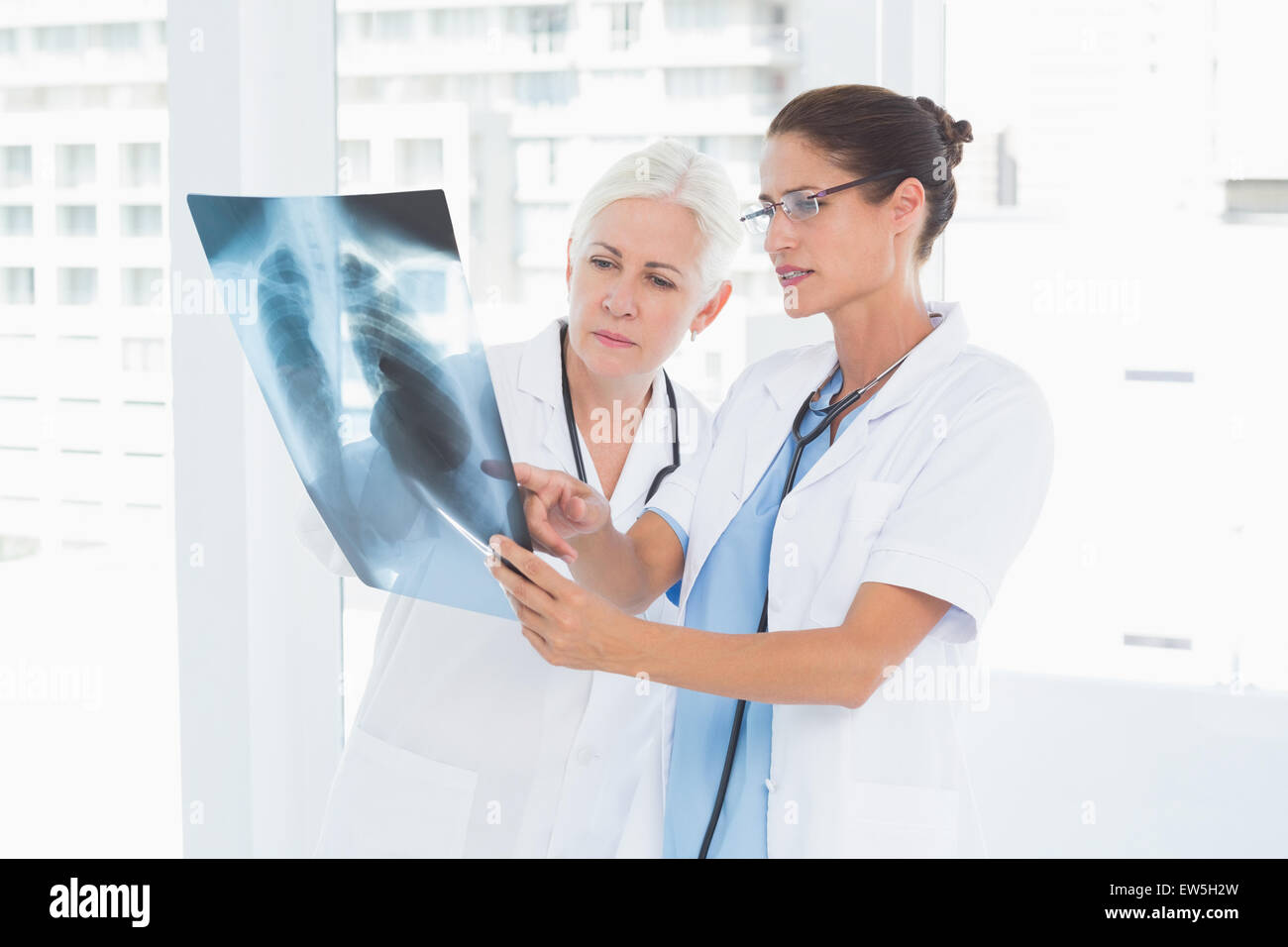 female doctors examining x-ray Stock Photo - Alamy