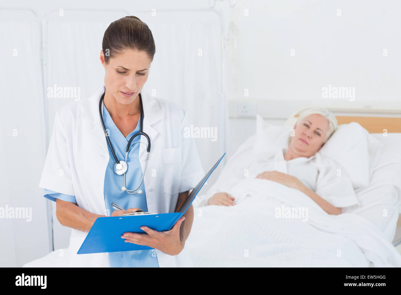 Doctor with report hi-res stock photography and images - Alamy