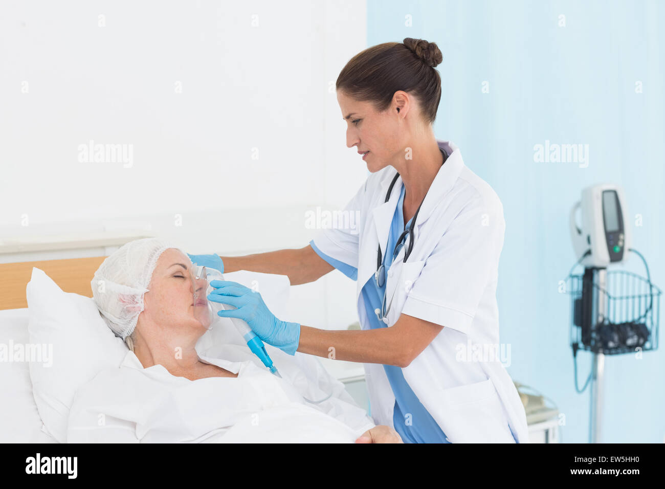 Doctor putting an oxygen mask Stock Photo - Alamy