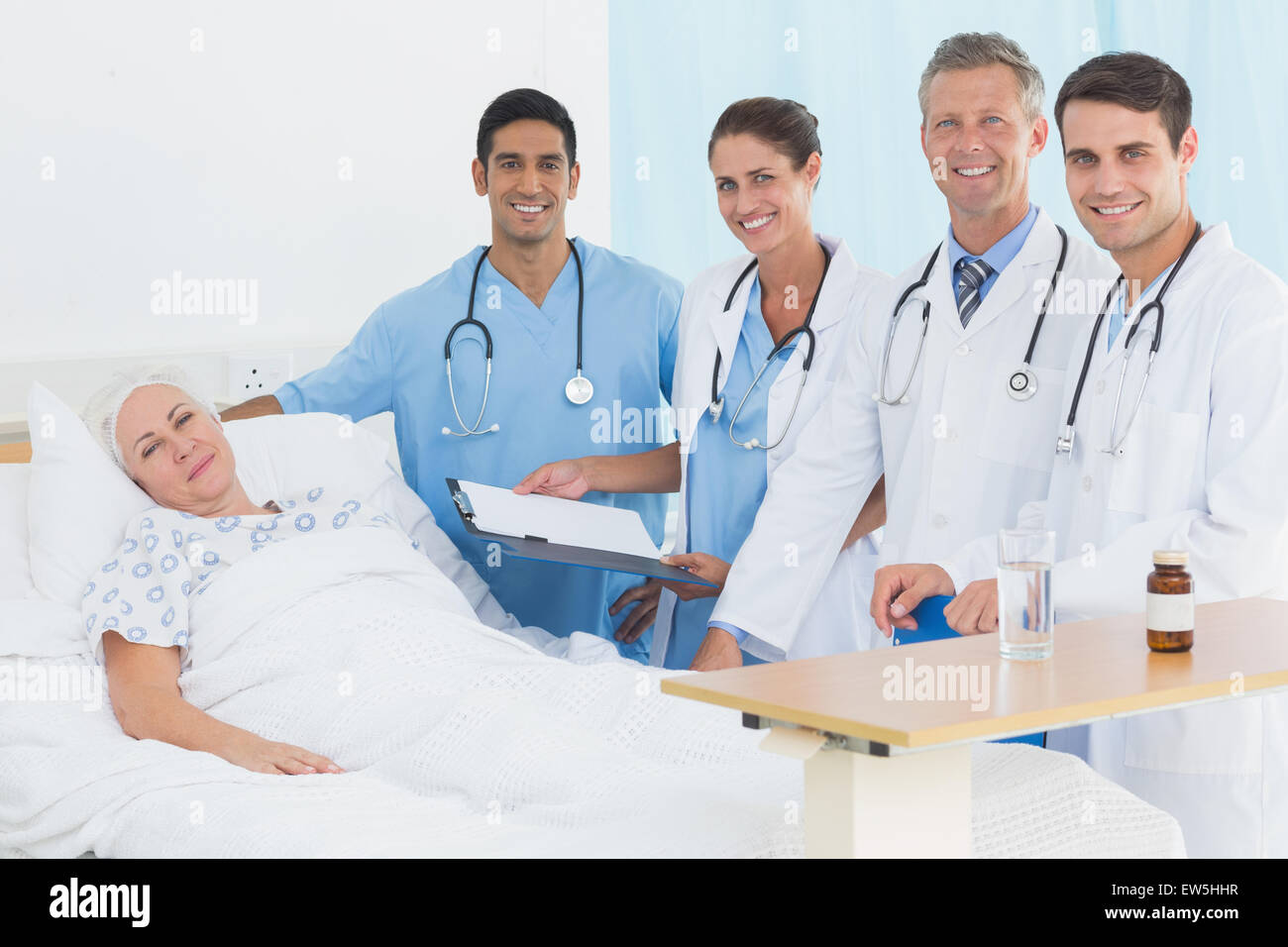 Doctor explaining report to female patient Stock Photo - Alamy