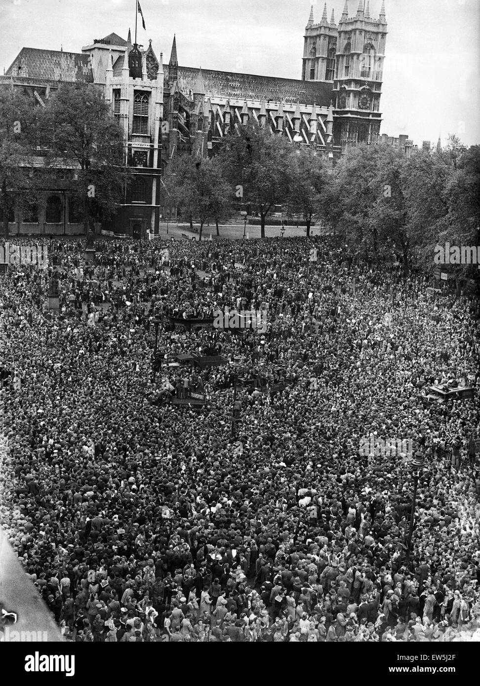 Ww2 end celebrations 1945 hi-res stock photography and images - Alamy