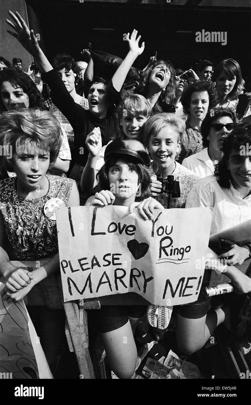 American beatle fans 1964 concert hi-res stock photography and images ...