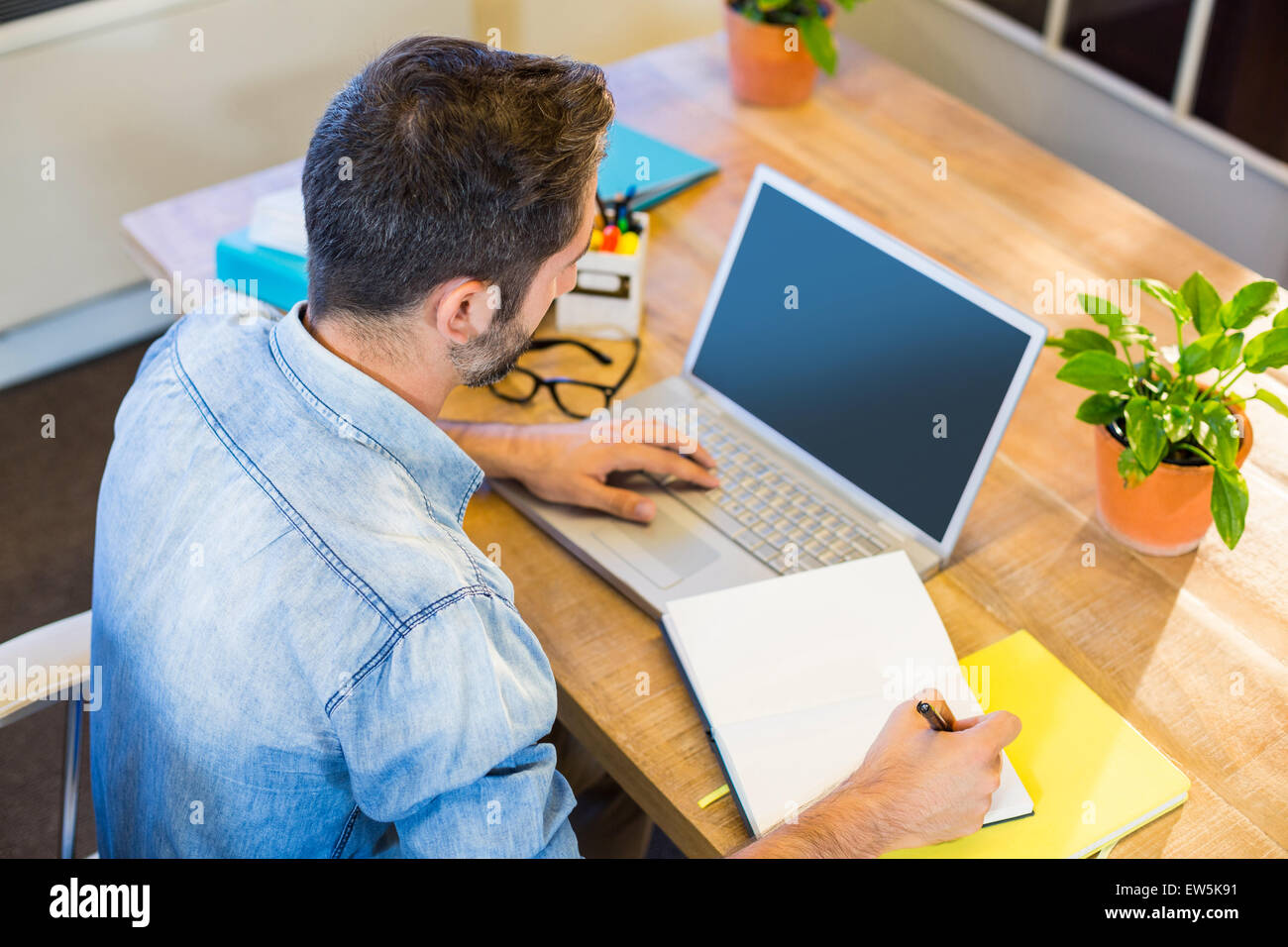 Casual businessman taking notes in his notepad Stock Photo - Alamy