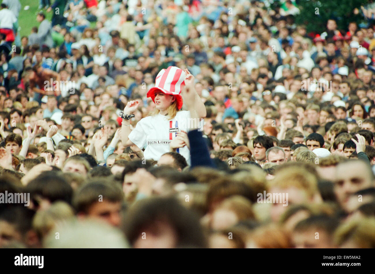 1996 Oasis, music group, performing o stage, Balloch Castle Country ...