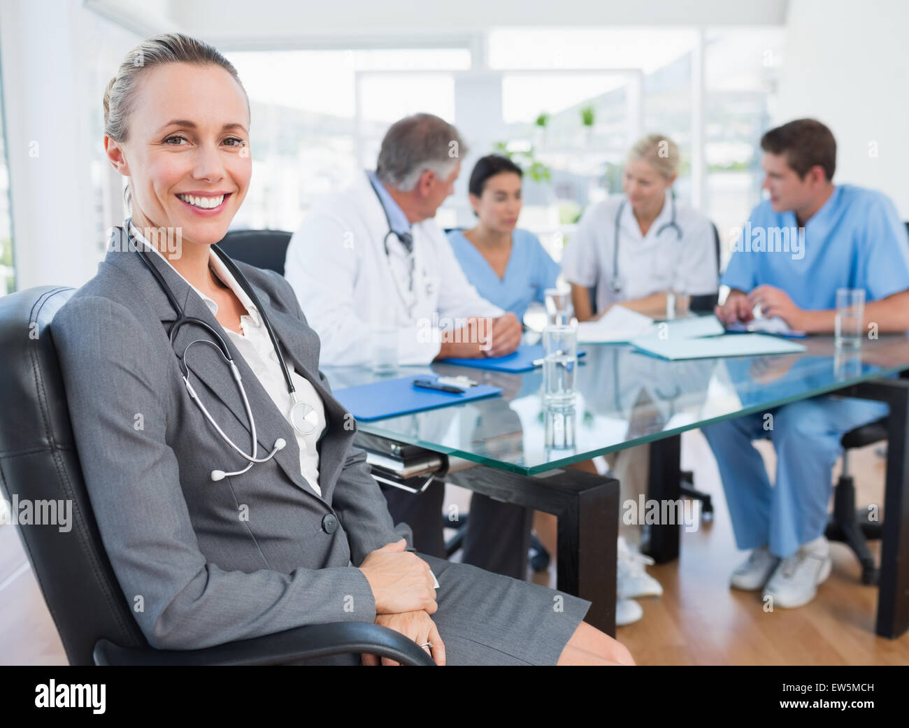 Team doctors having discussion hi-res stock photography and images - Alamy