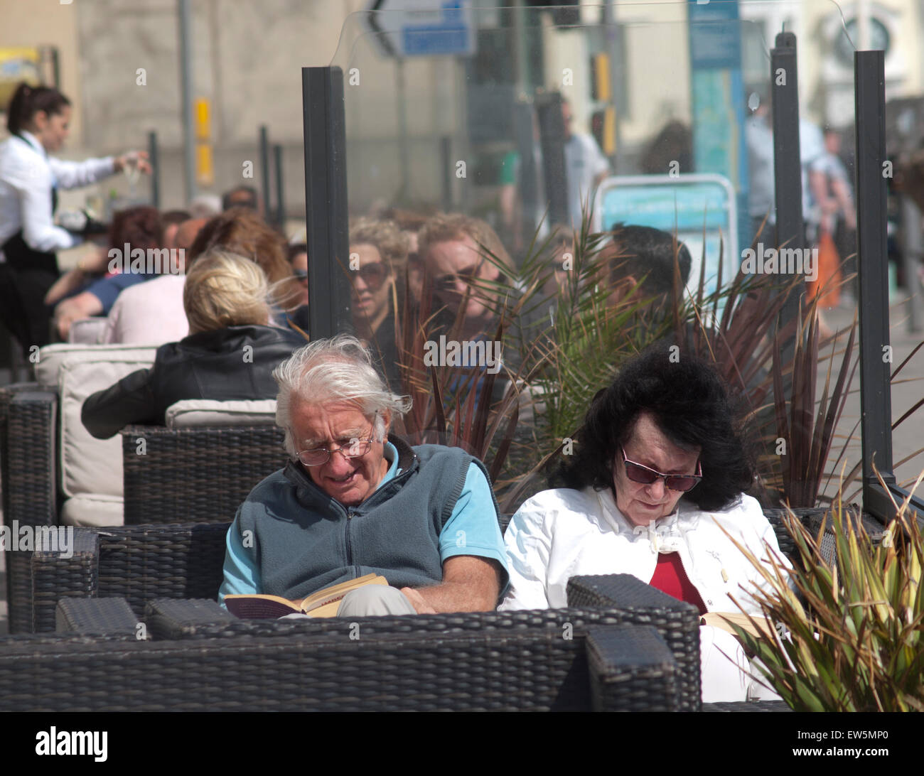 An elderly couple sit in the sunshine in Brighton Stock Photo - Alamy