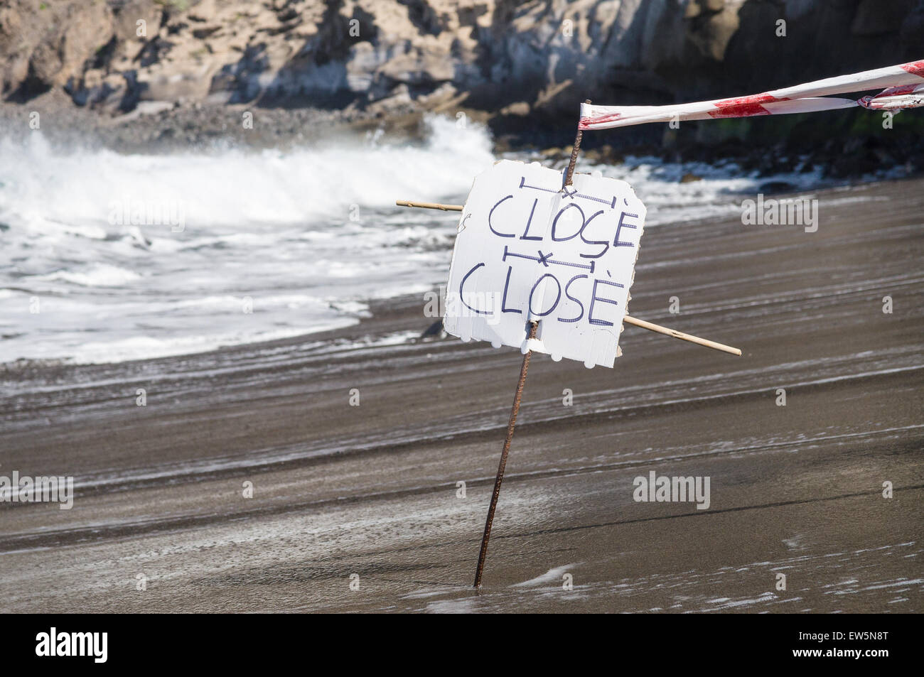 Warning sign - beach is closed Stock Photo - Alamy