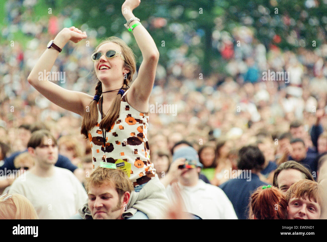 1996 Oasis, music group, performing o stage, Balloch Castle Country ...